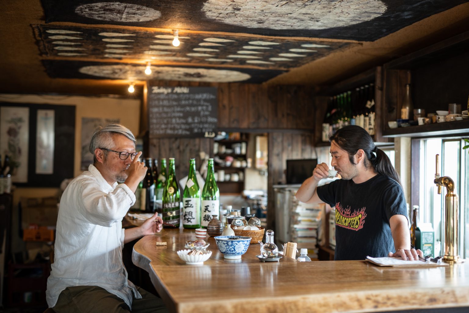 Two people who are experts in hot sake and antiques discuss sake ...